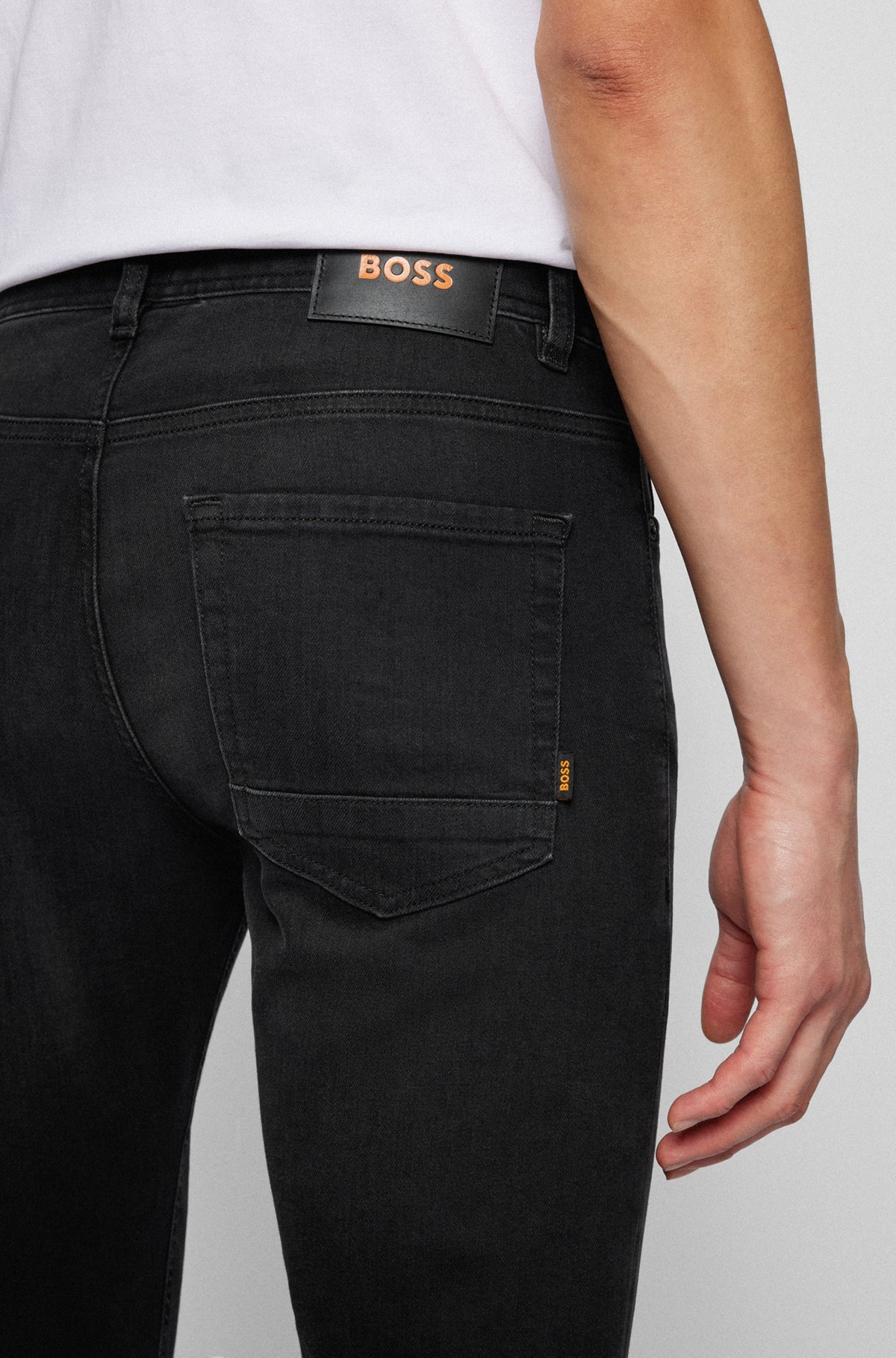 BOSS - テーパードフィットジーンズ ウォッシュドブラック BOSS - テーパードフィットジーンズ ウォッシュドブラック