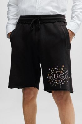 HUGO - Shorts aus Baumwoll-Terry mit Artwork in Nieten-Optik