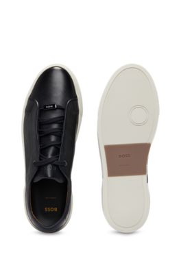 BOSS - Gary Sneakers i läder med textur och logga av metall på snörena ...