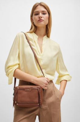 BOSS - Bolso cruzado de piel granulada con detalles en punto de festón