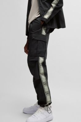 HUGO - Pantalones cargo HUGO x RB regular fit con cinta de la marca